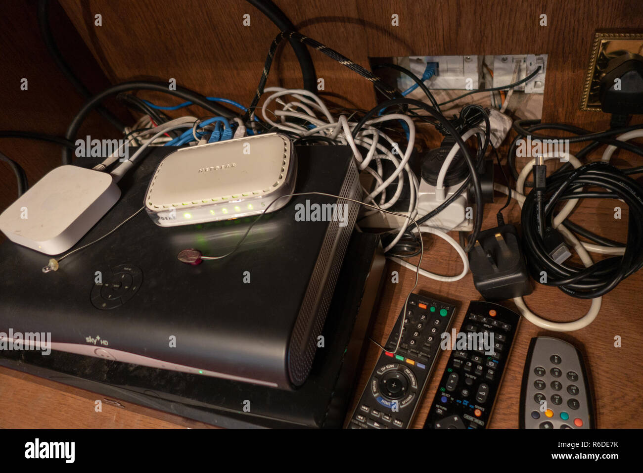 Jumbled wires hi-res stock photography and images - Alamy