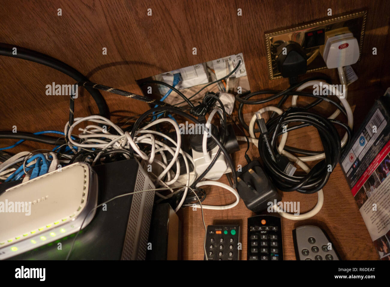 Jumbled wires hi-res stock photography and images - Alamy