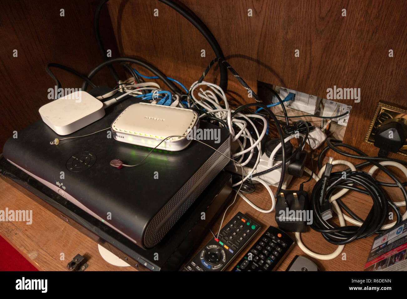 Jumbled wires hi-res stock photography and images - Alamy