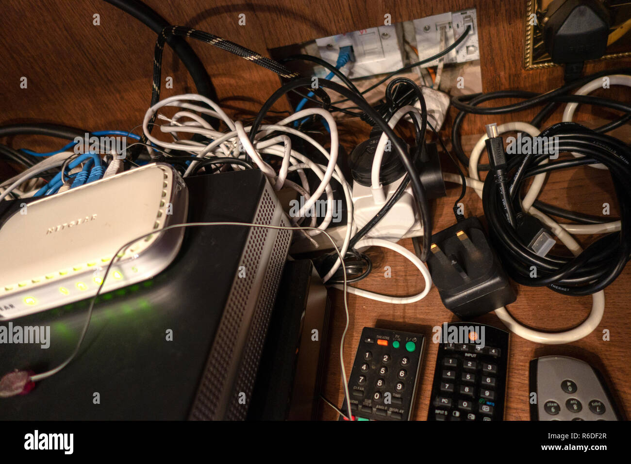 Jumbled wires hi-res stock photography and images - Alamy