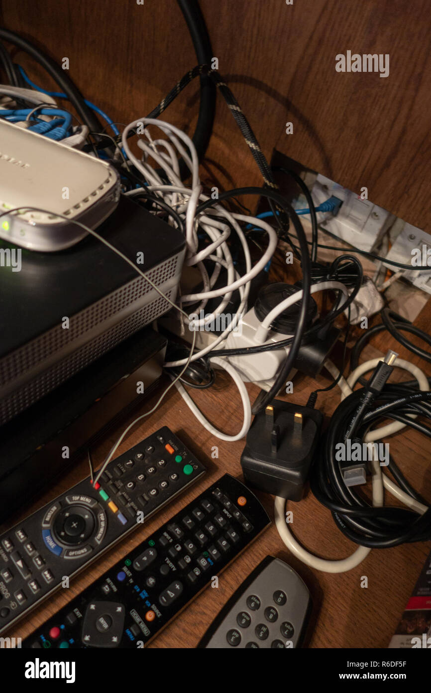 Jumbled wires hi-res stock photography and images - Alamy