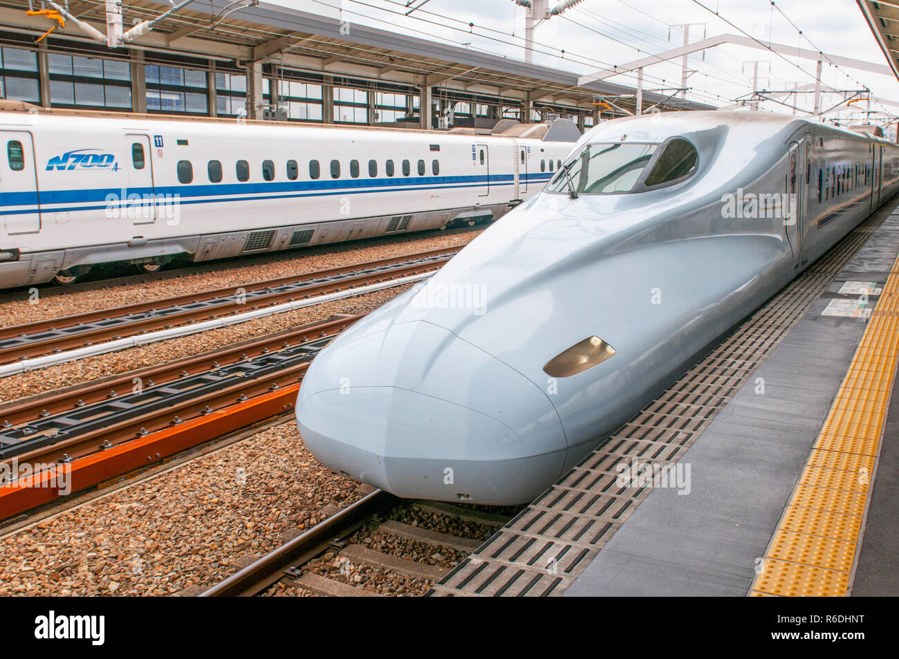 Boarding the shinkansen hi-res stock photography and images - Alamy
