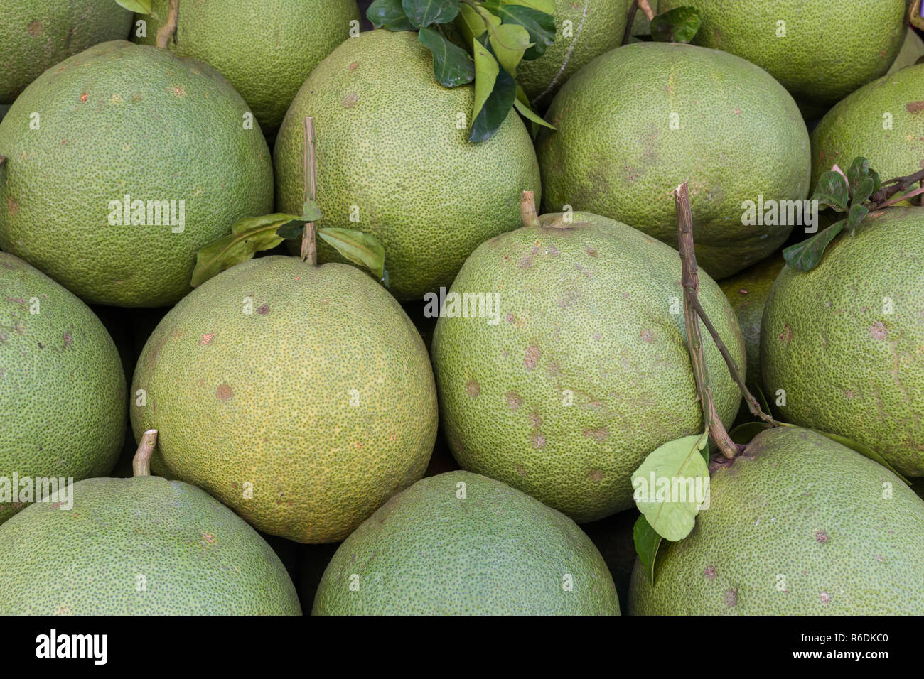 Pomelos market hi-res stock photography and images - Alamy