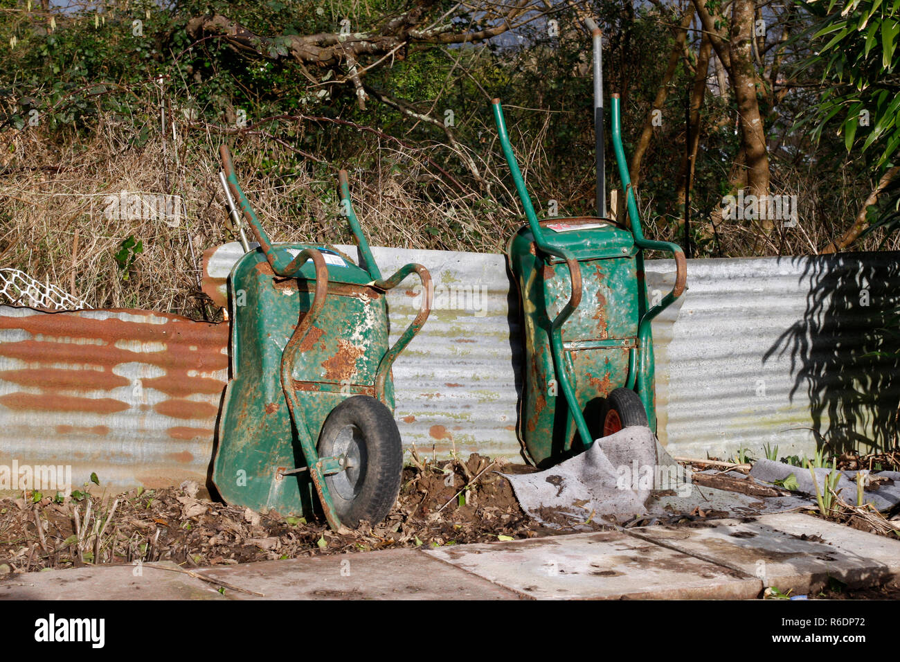 Old wheelbarrows hi-res stock photography and images - Alamy