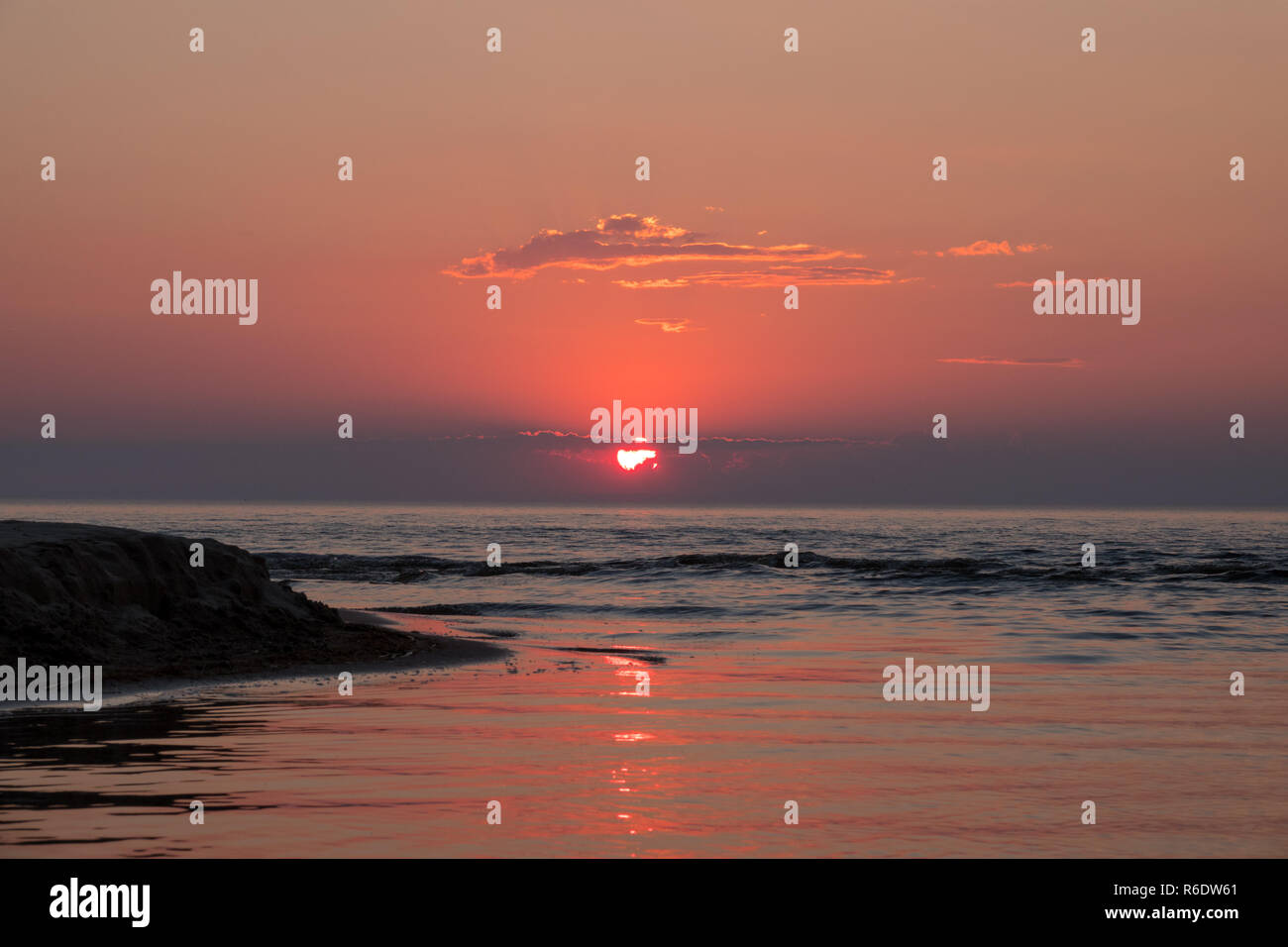 Red sunset with waves hi-res stock photography and images - Alamy