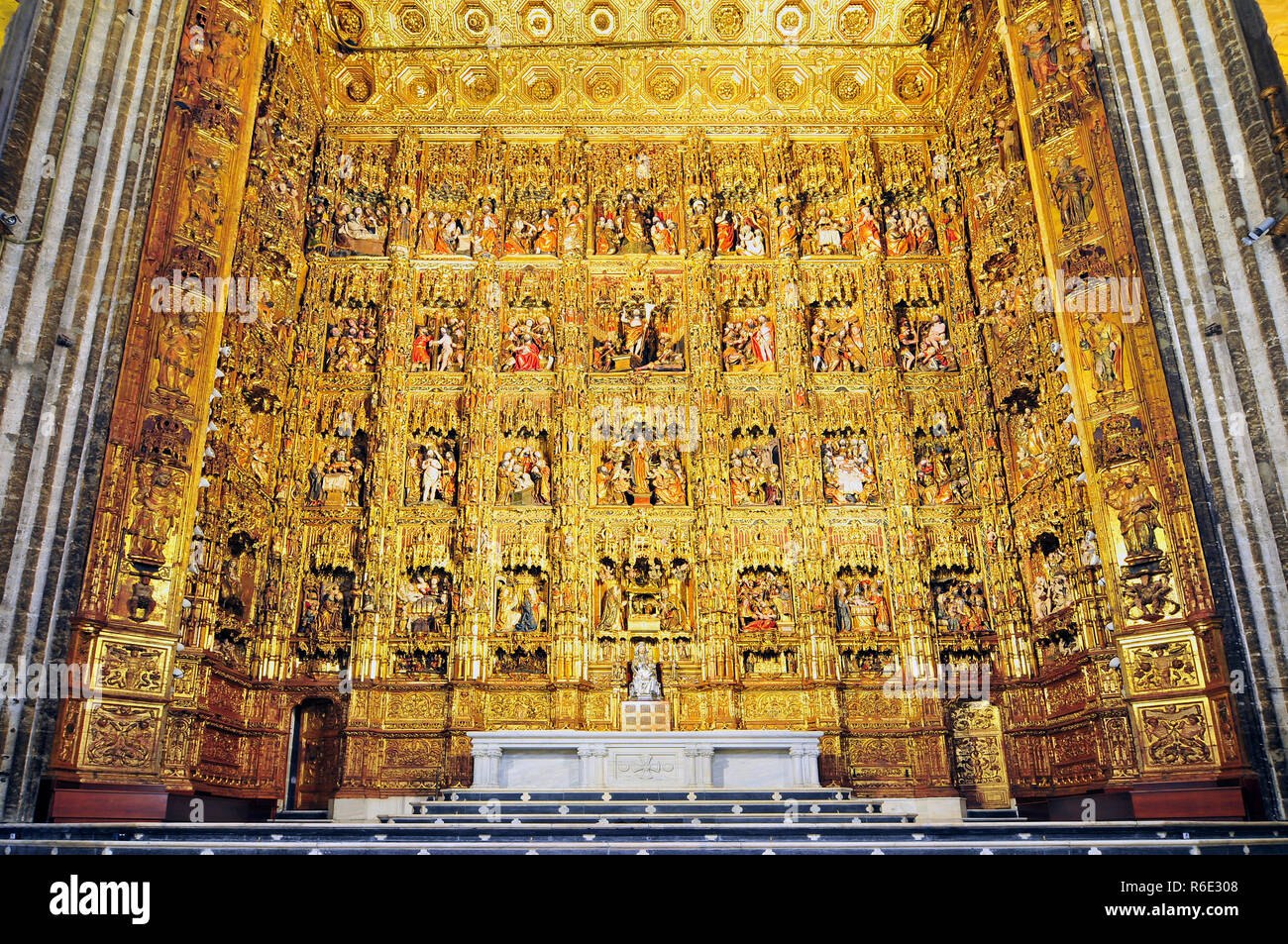 Gold altar seville cathedral hi-res stock photography and images - Alamy