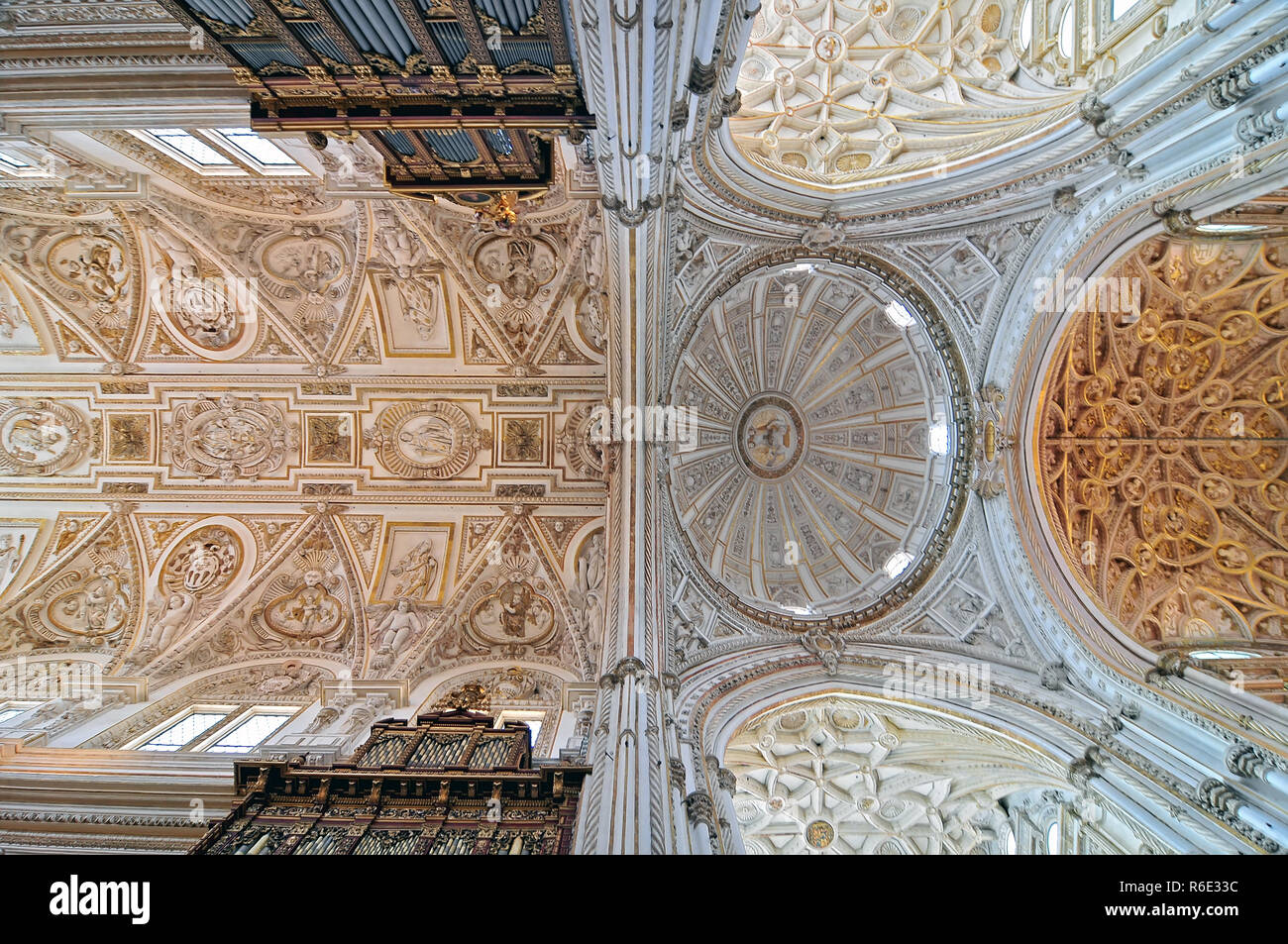 Gothic vaulted ceilings hi-res stock photography and images - Alamy