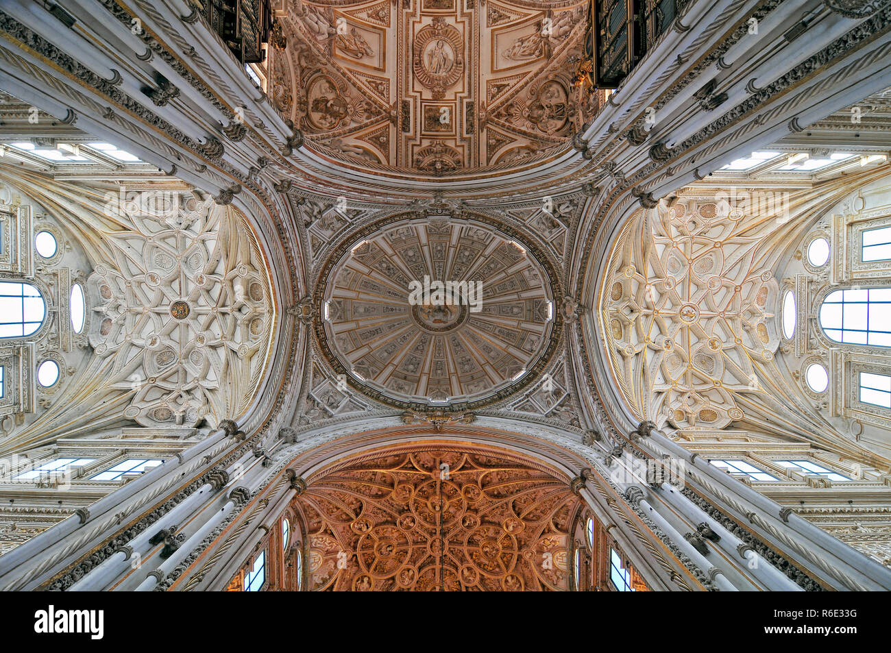 Vaulted ceilings hi-res stock photography and images - Alamy