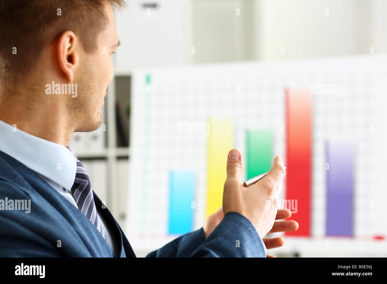 Man show graph chart hi-res stock photography and images - Alamy