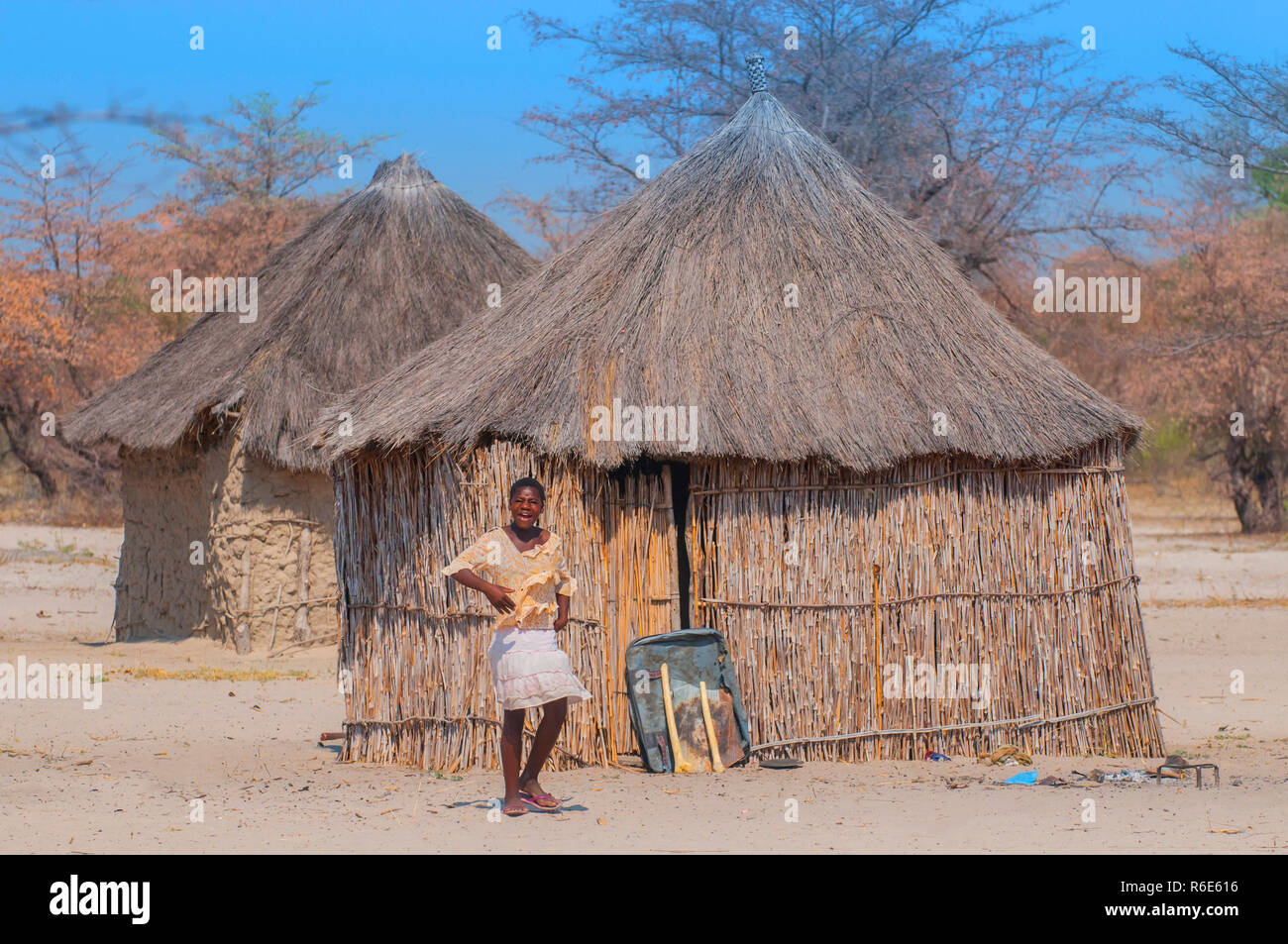 African round hut thatched roof hi-res stock photography and images - Alamy