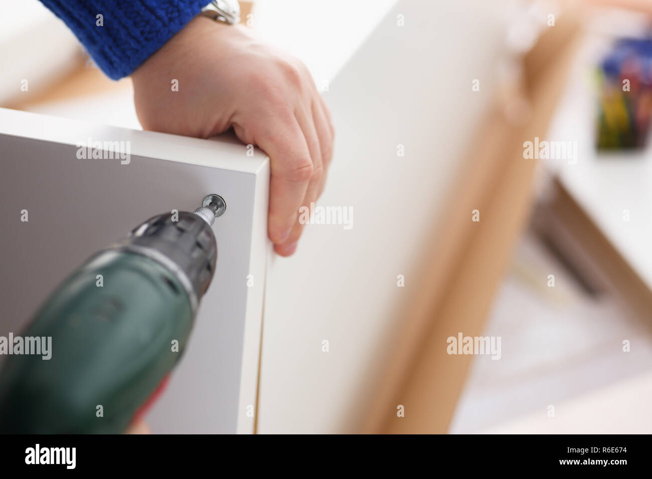 Male arms use electric fastener driving machine Stock Photo - Alamy