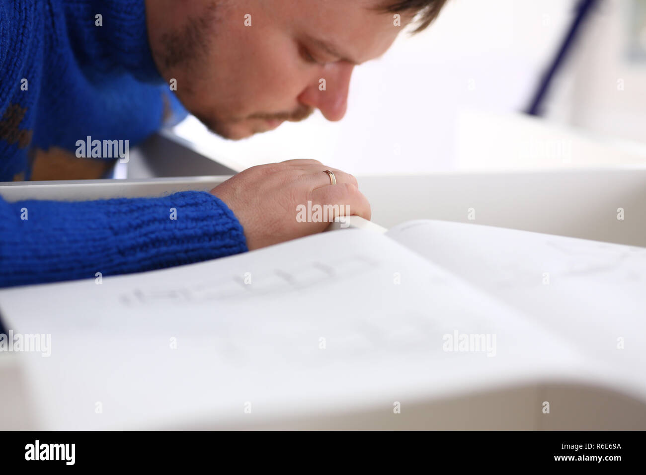 Handy man male hi-res stock photography and images - Alamy