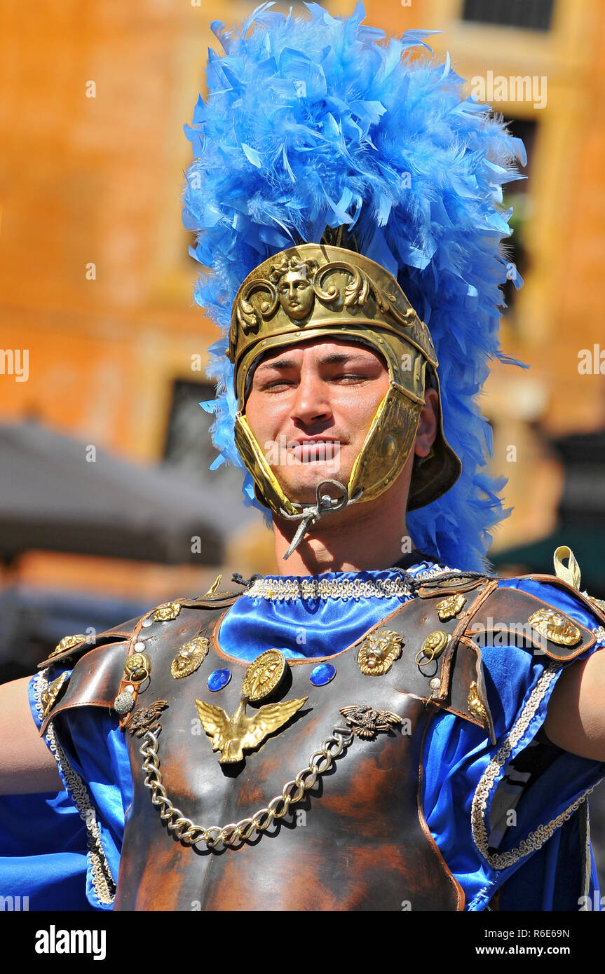 Roman soldier outside colosseum hi-res stock photography and images - Alamy