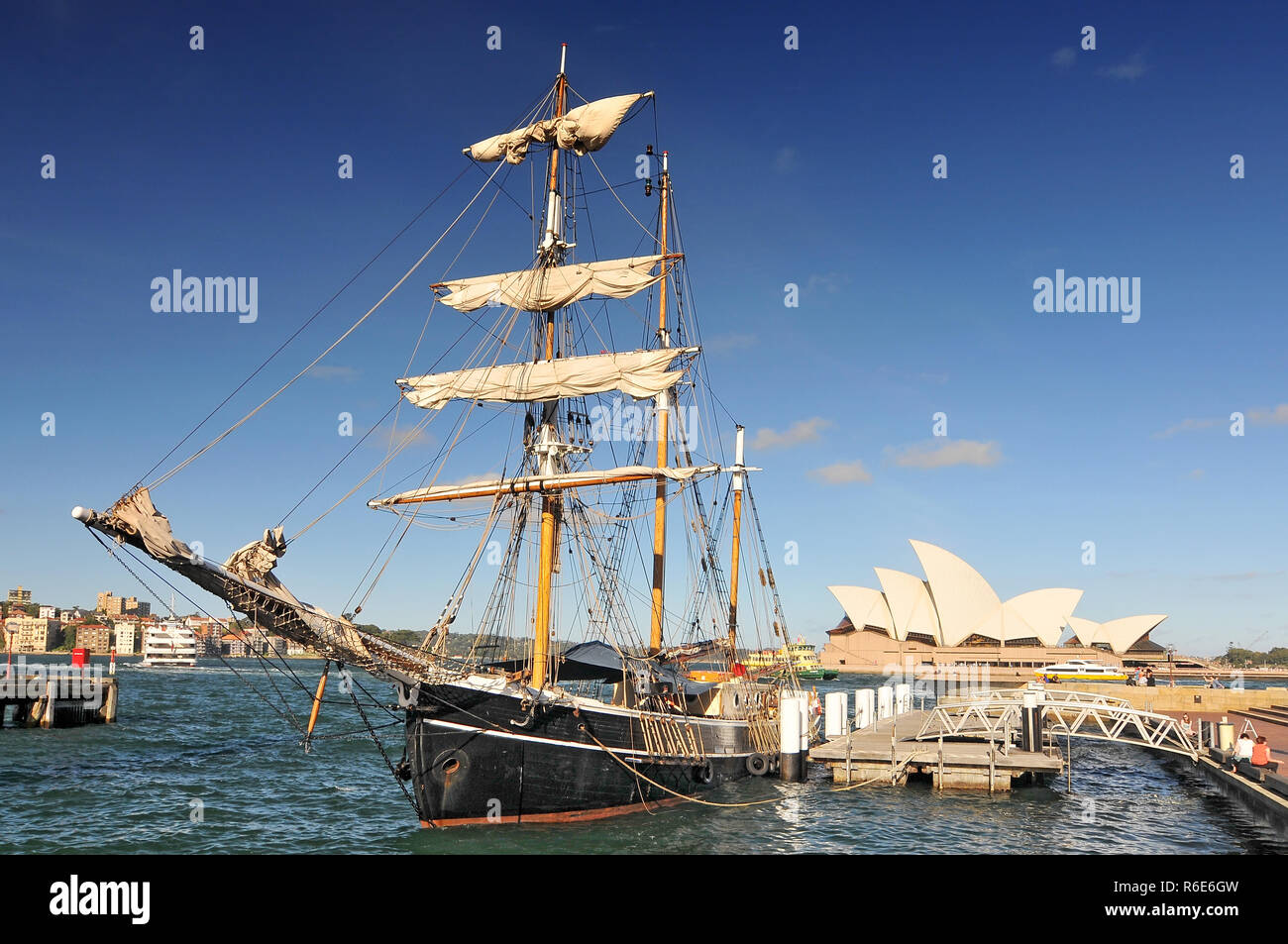Vintage sailing ship hi-res stock photography and images - Alamy