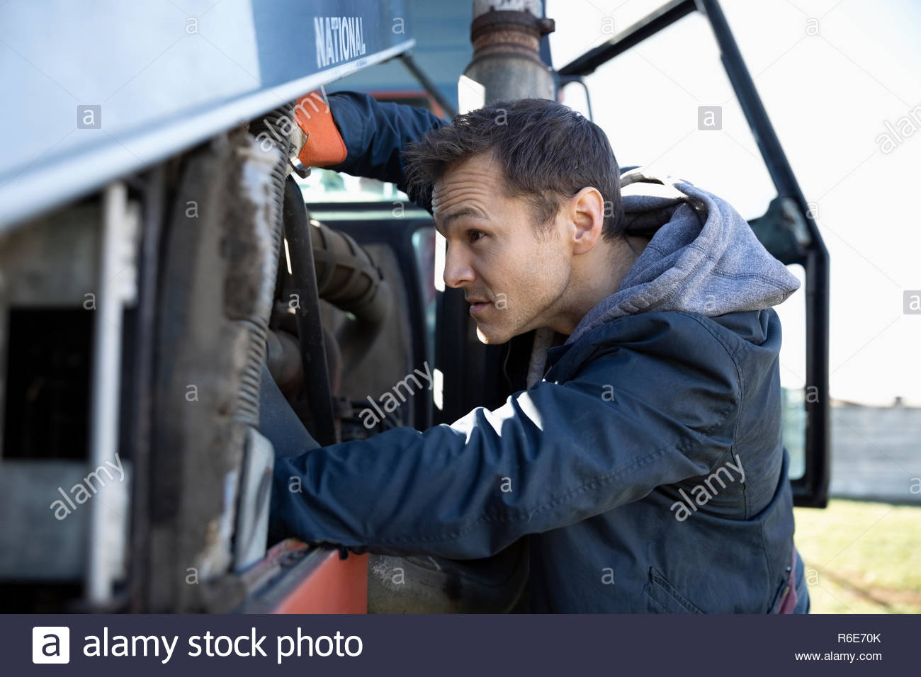 Farmer fixing tractor hi-res stock photography and images - Alamy