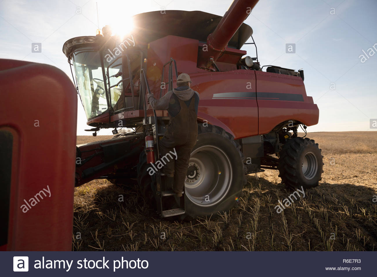 Combine harvester farm hi-res stock photography and images - Alamy