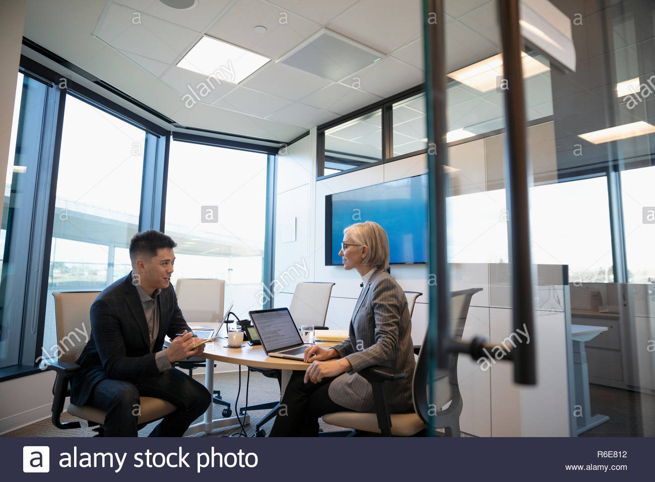 Interview two people room hi-res stock photography and images - Alamy