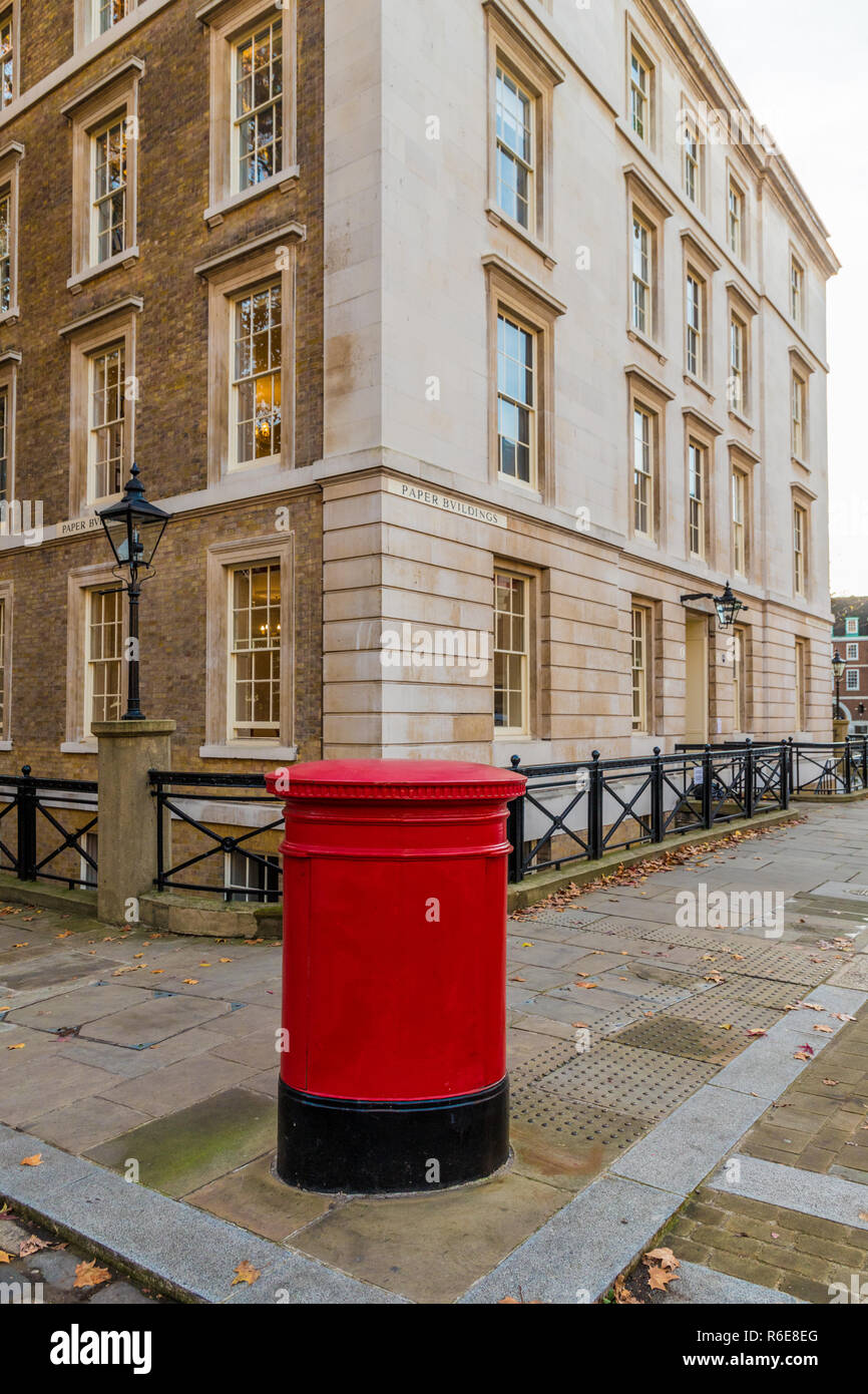 London traditional red brick buildings hi-res stock photography and ...