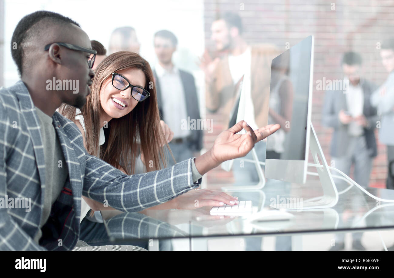 company employees discussing work issues at the Desk Stock Photo - Alamy