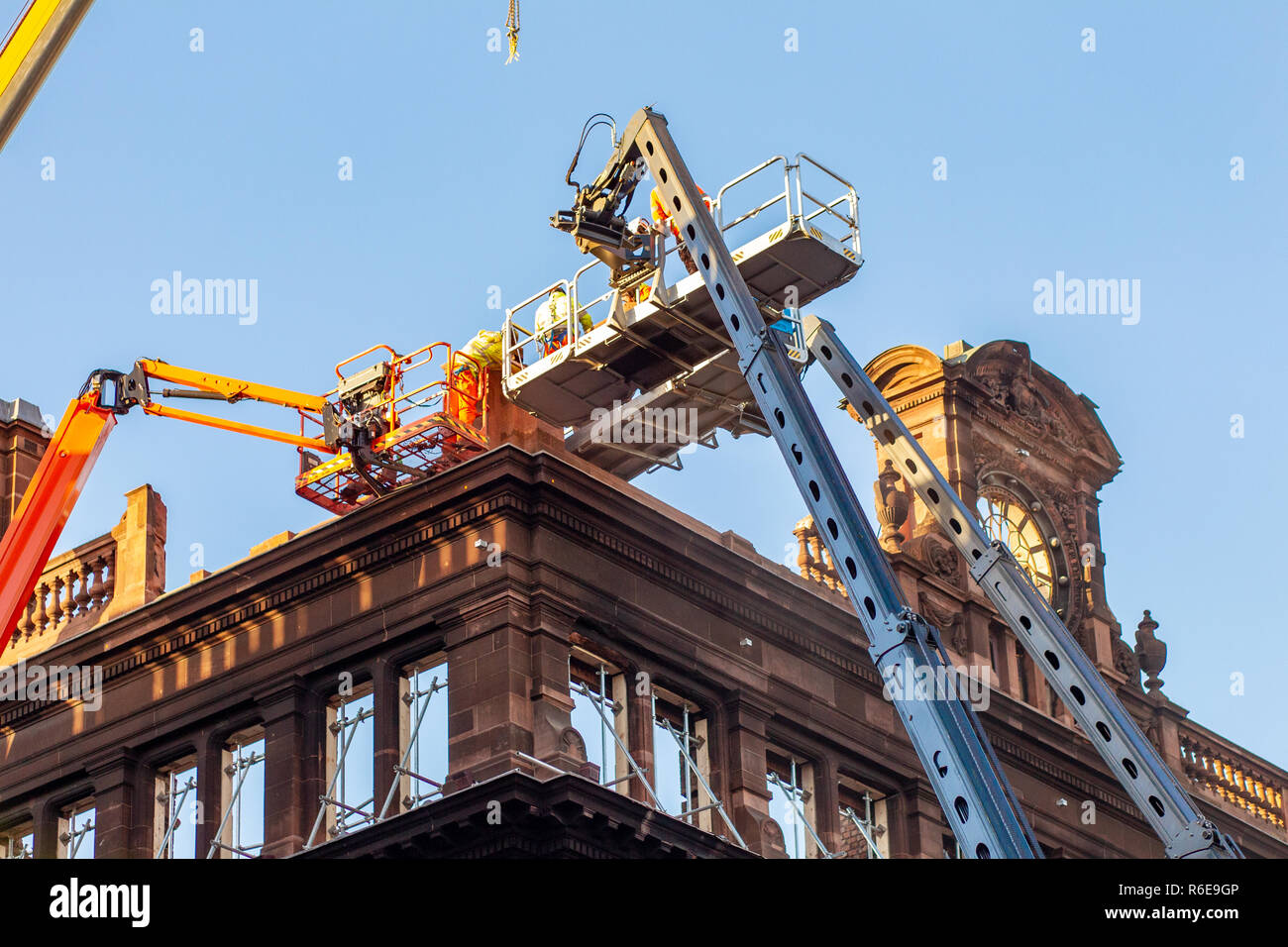 Royal Avenue Belfast, 03/12/2018 Engineers Working to remove upper ...