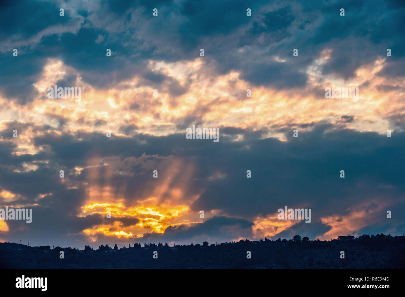 Colorful sunset sky hi-res stock photography and images - Alamy