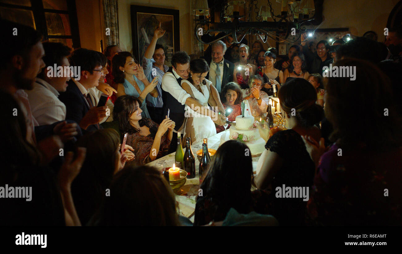 EVERYBODY KNOWS, (aka TODOS LO SABEN), Penelope Cruz (seated, phone ...