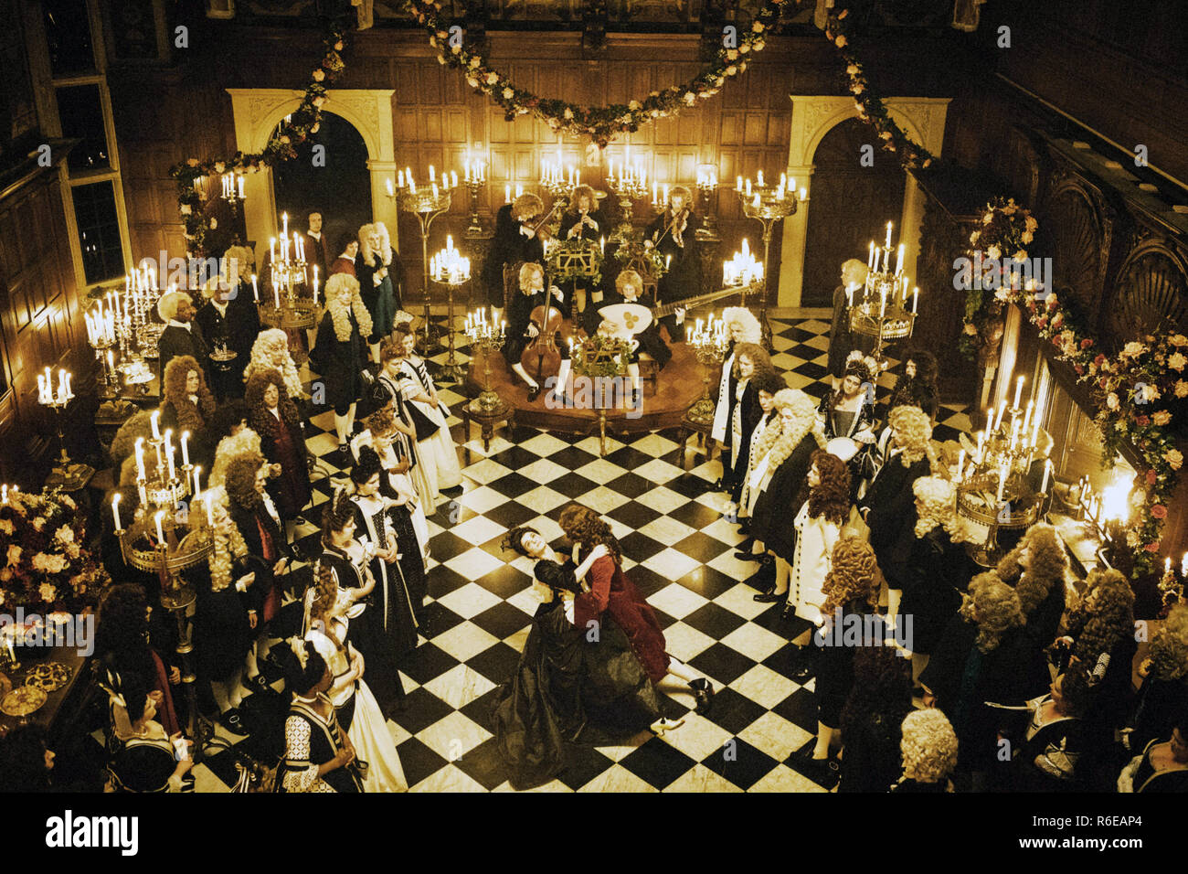 THE FAVOURITE, center from left: Rachel Weisz, Joe Alwyn, 2018. ph ...