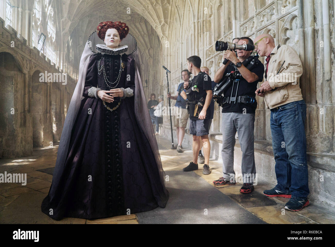 MARY QUEEN OF SCOTS, left: Margot Robbie as Queen Elizabeth I, on set ...