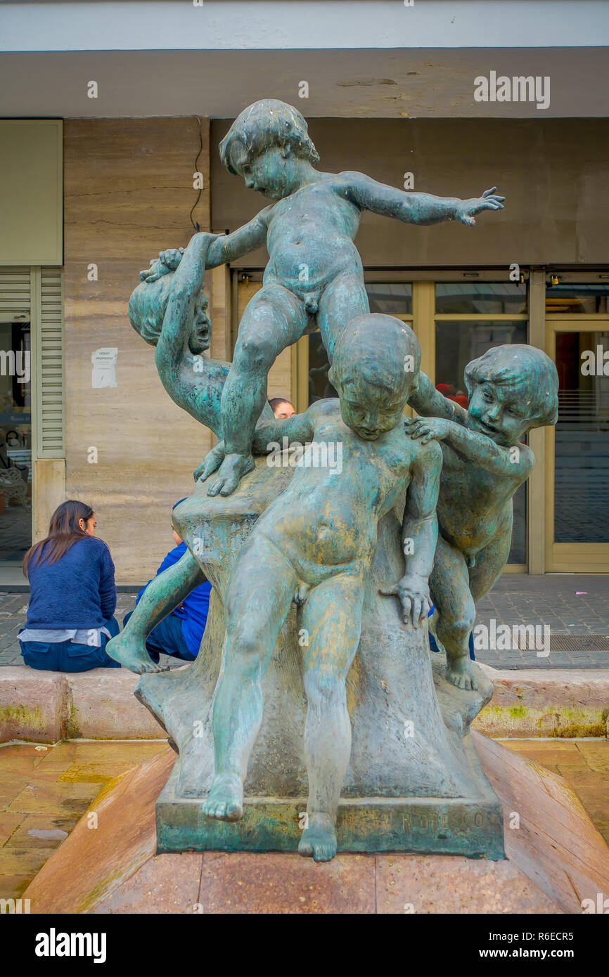 Little boys statue hi-res stock photography and images - Alamy
