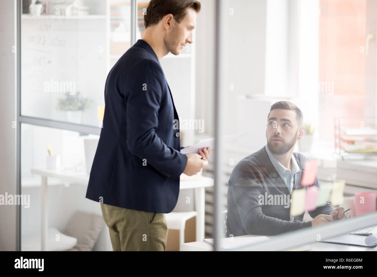 HR Manager Talking to Employee Stock Photo - Alamy