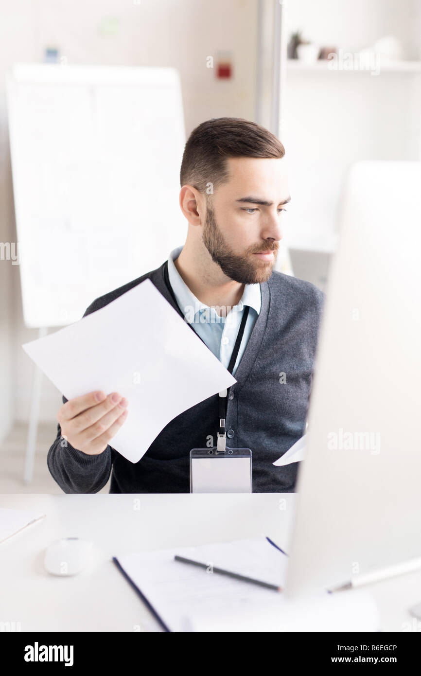 Office worker at pc screen hi-res stock photography and images - Alamy