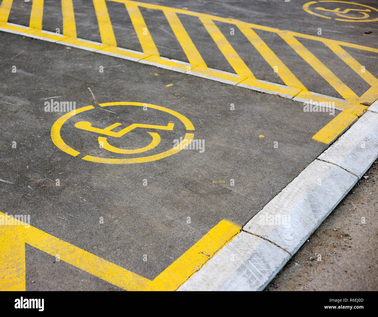 Yellow disable handicap parking sign hi-res stock photography and ...