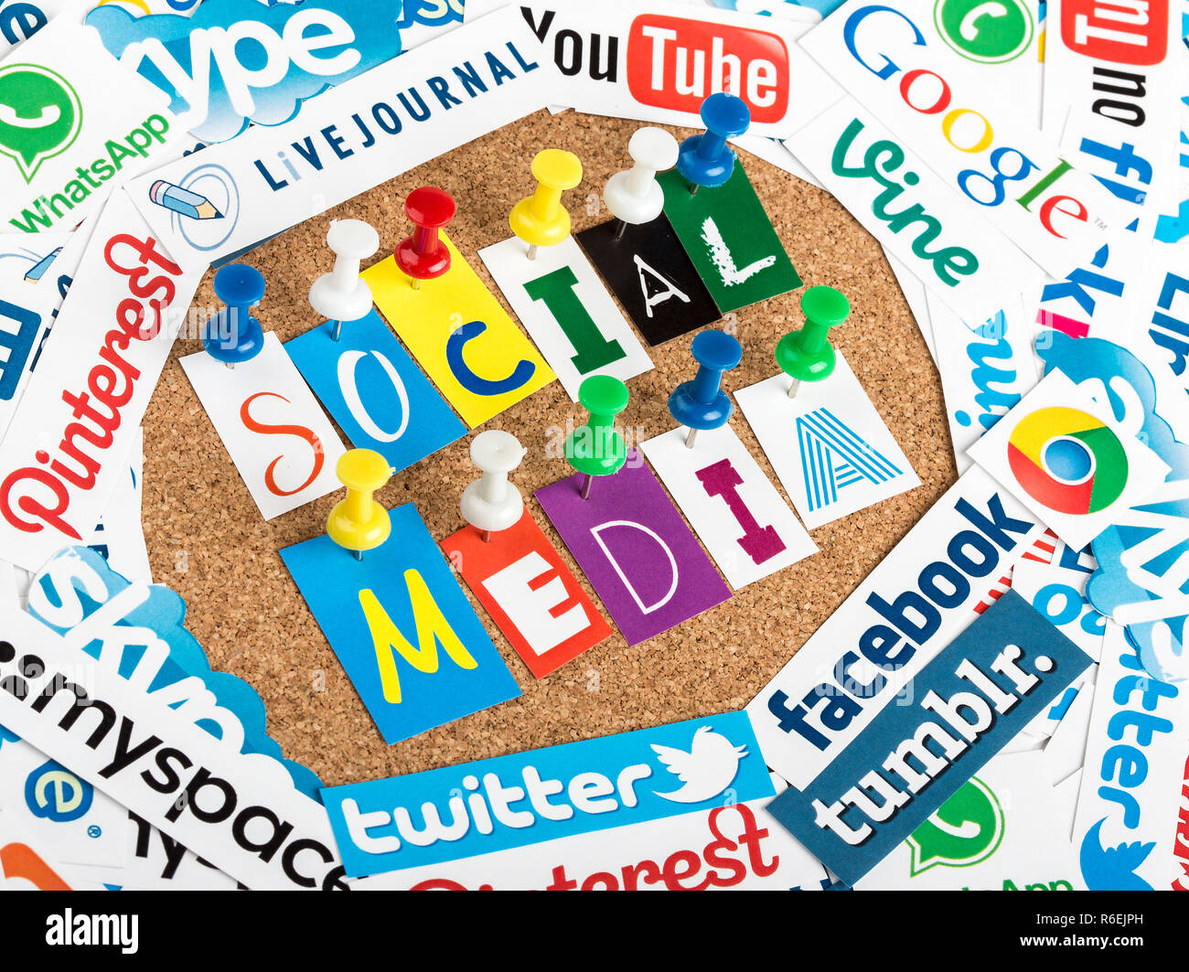Twitter facebook instagram logos hi-res stock photography and images ...