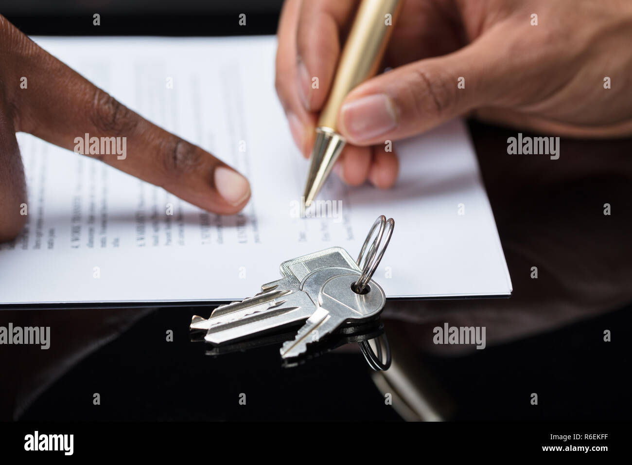 Signing deed hi-res stock photography and images - Alamy