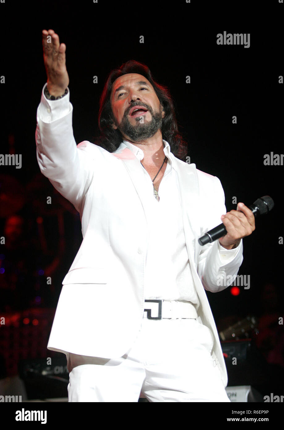 Mexican singer Marco Antonio Solis performs in concert at the American ...