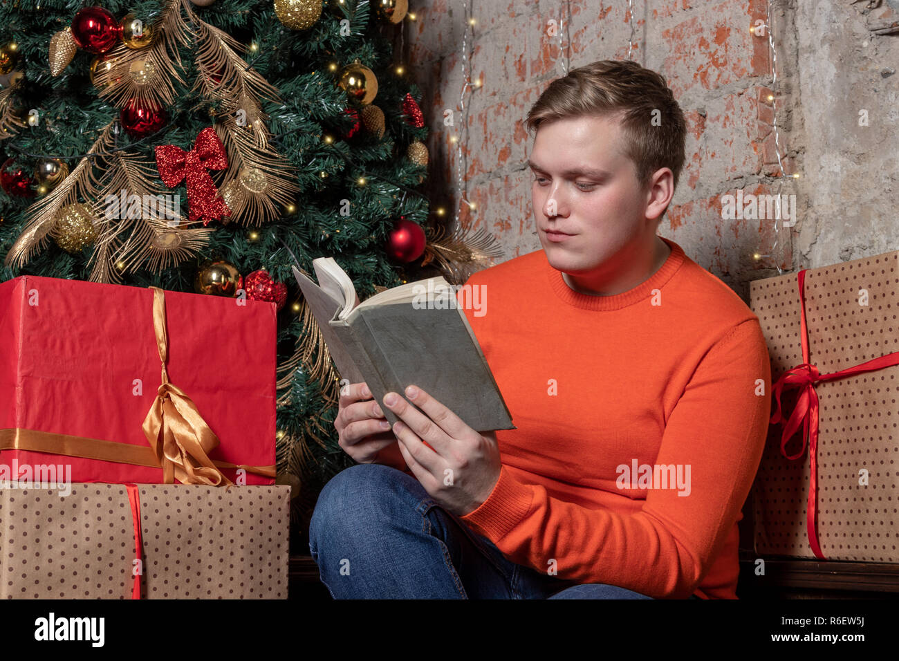 Man reading book under tree hi-res stock photography and images - Alamy