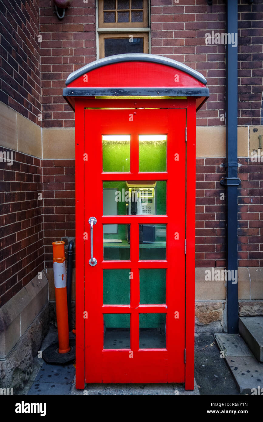 Vintage UK red phone booth Stock Photo - Alamy
