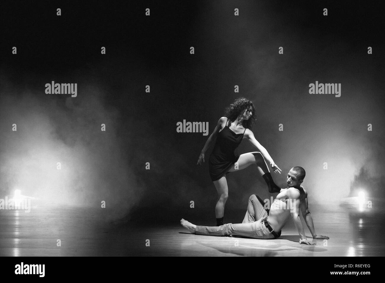 Sensual couple performing an artistical and emotional contemporary ...