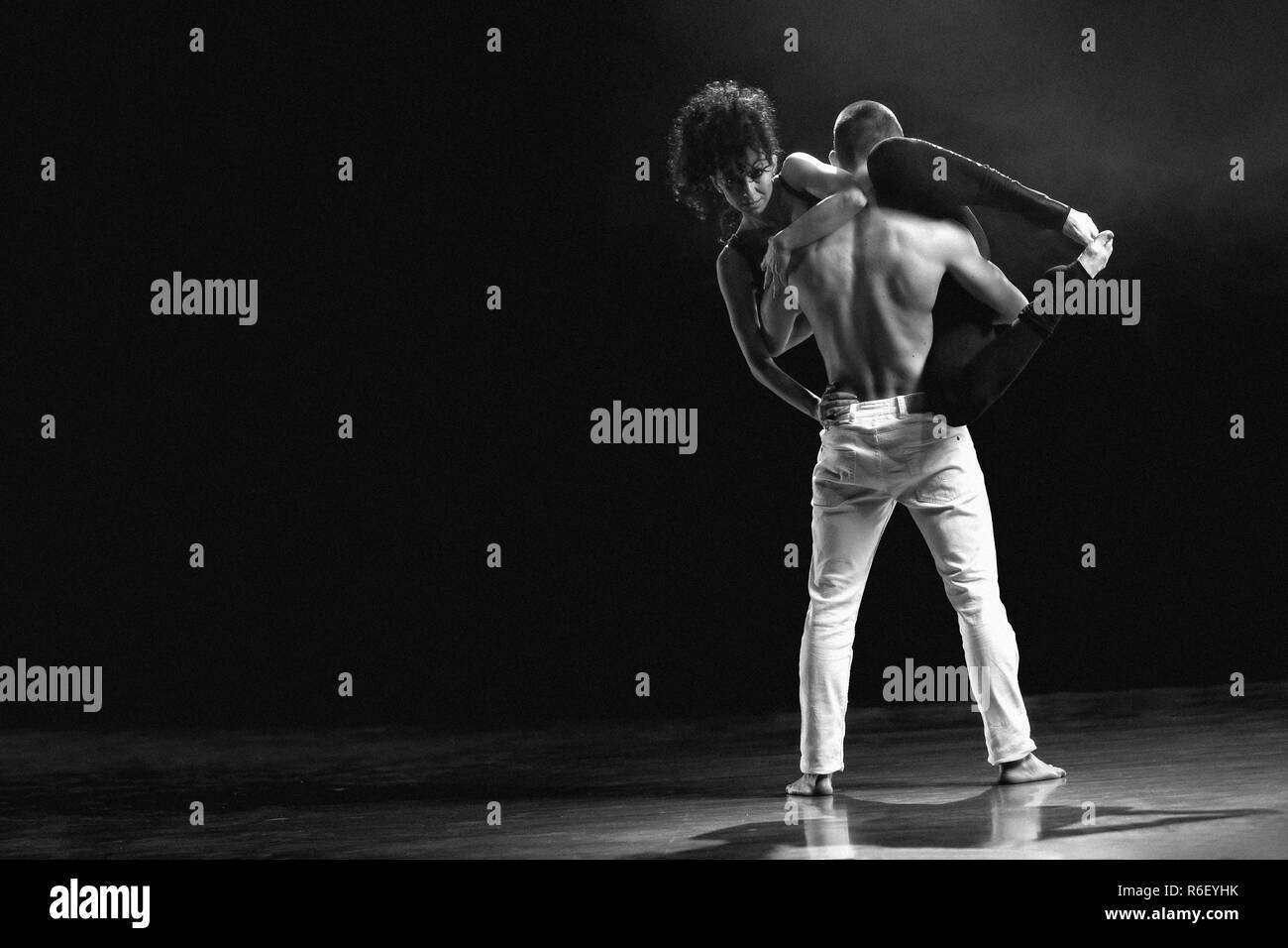 Sensual couple performing an artistical and emotional contemporary ...