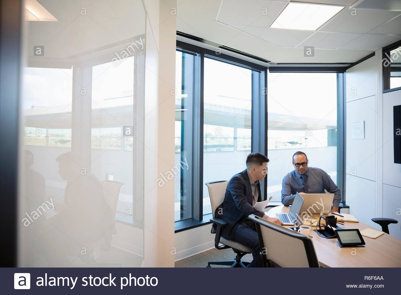 Multiple laptops hi-res stock photography and images - Alamy