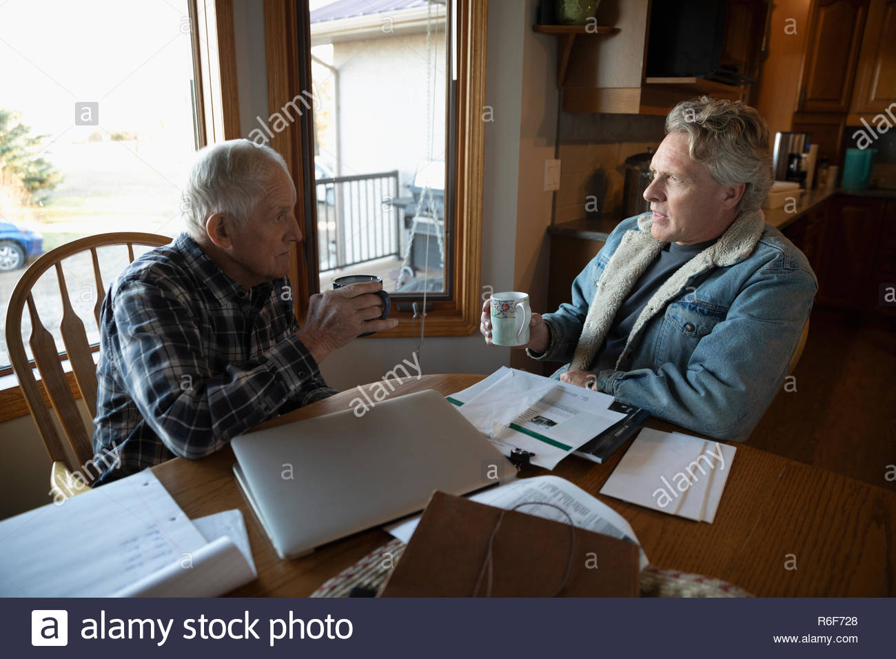 Talking to coffee farmers hi-res stock photography and images - Alamy