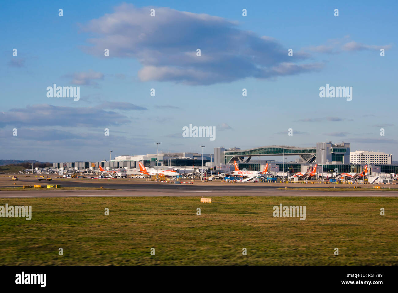 Exterior view departures arrivals hi-res stock photography and images ...