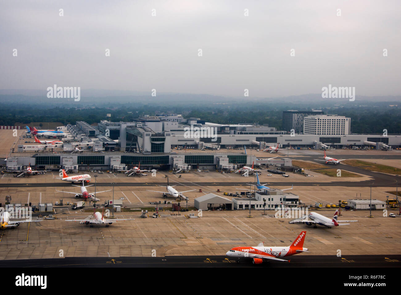 Exterior view departures arrivals hi-res stock photography and images ...