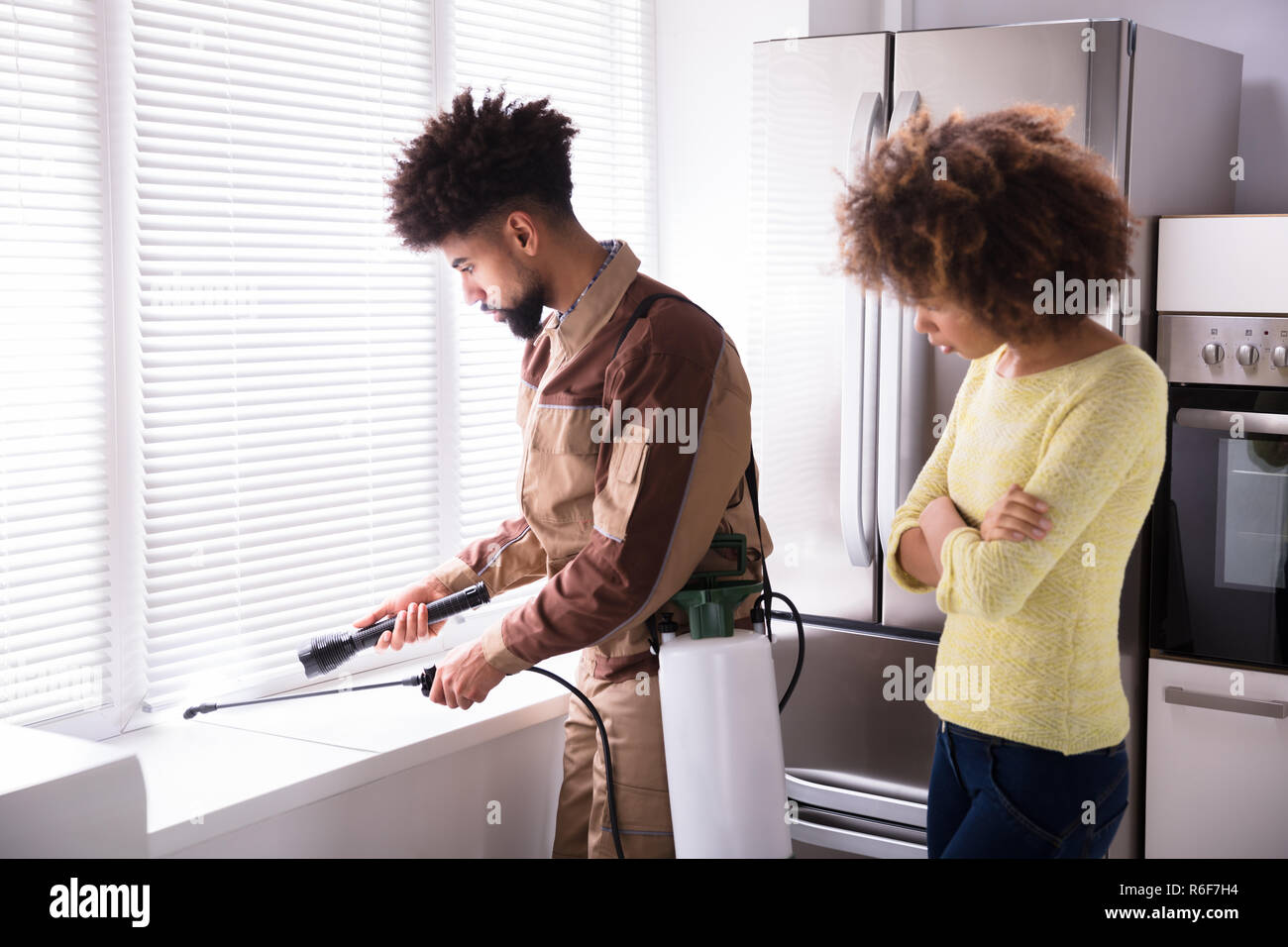 Pest control service workers hi-res stock photography and images - Alamy