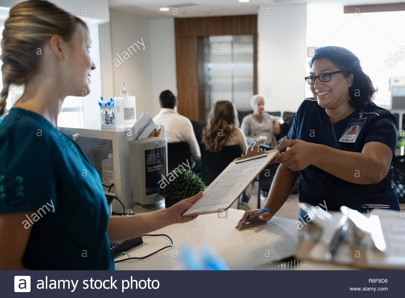 Woman check in counter hi-res stock photography and images - Alamy
