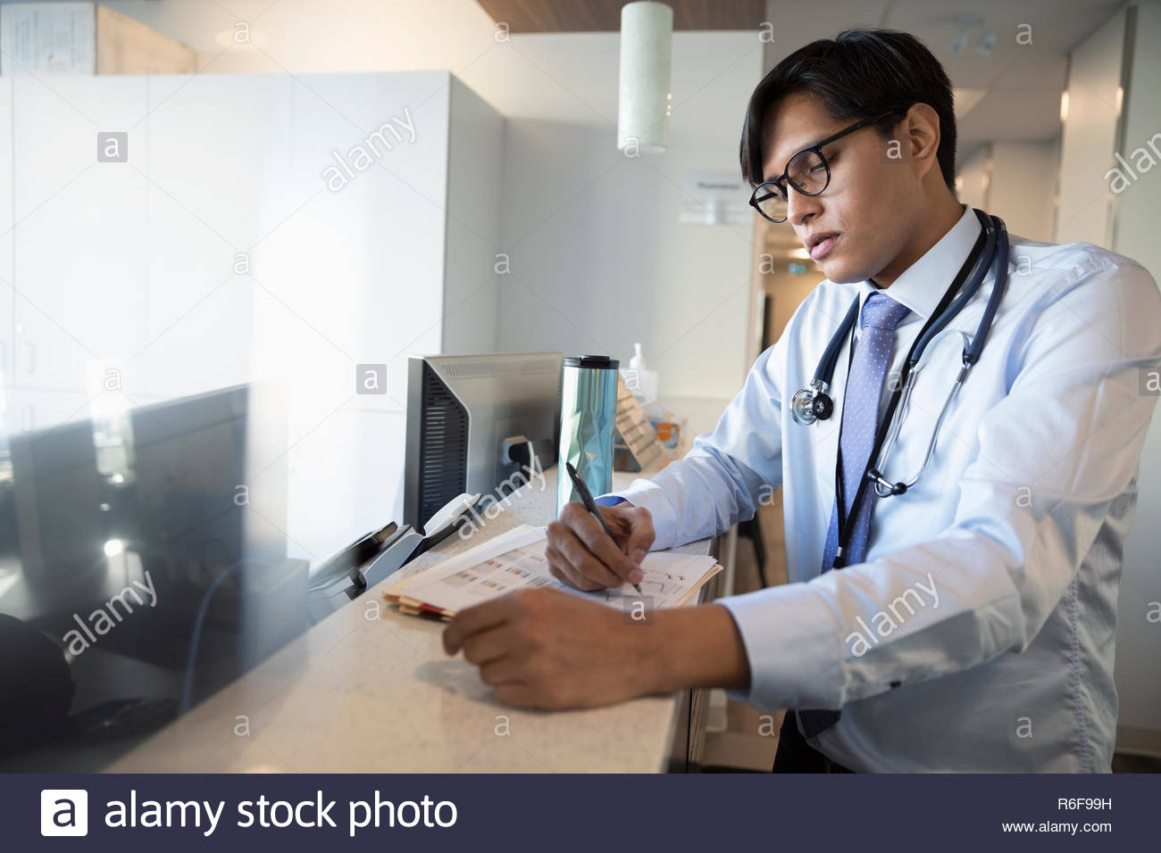 Doctor nurses reading medical chart hi-res stock photography and images ...