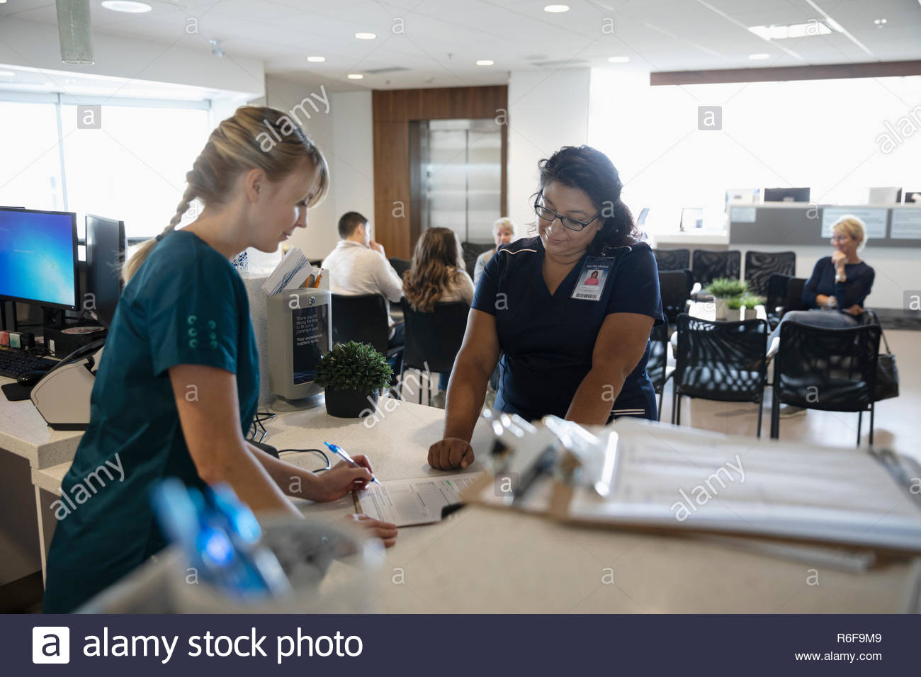 Woman check in counter hi-res stock photography and images - Alamy