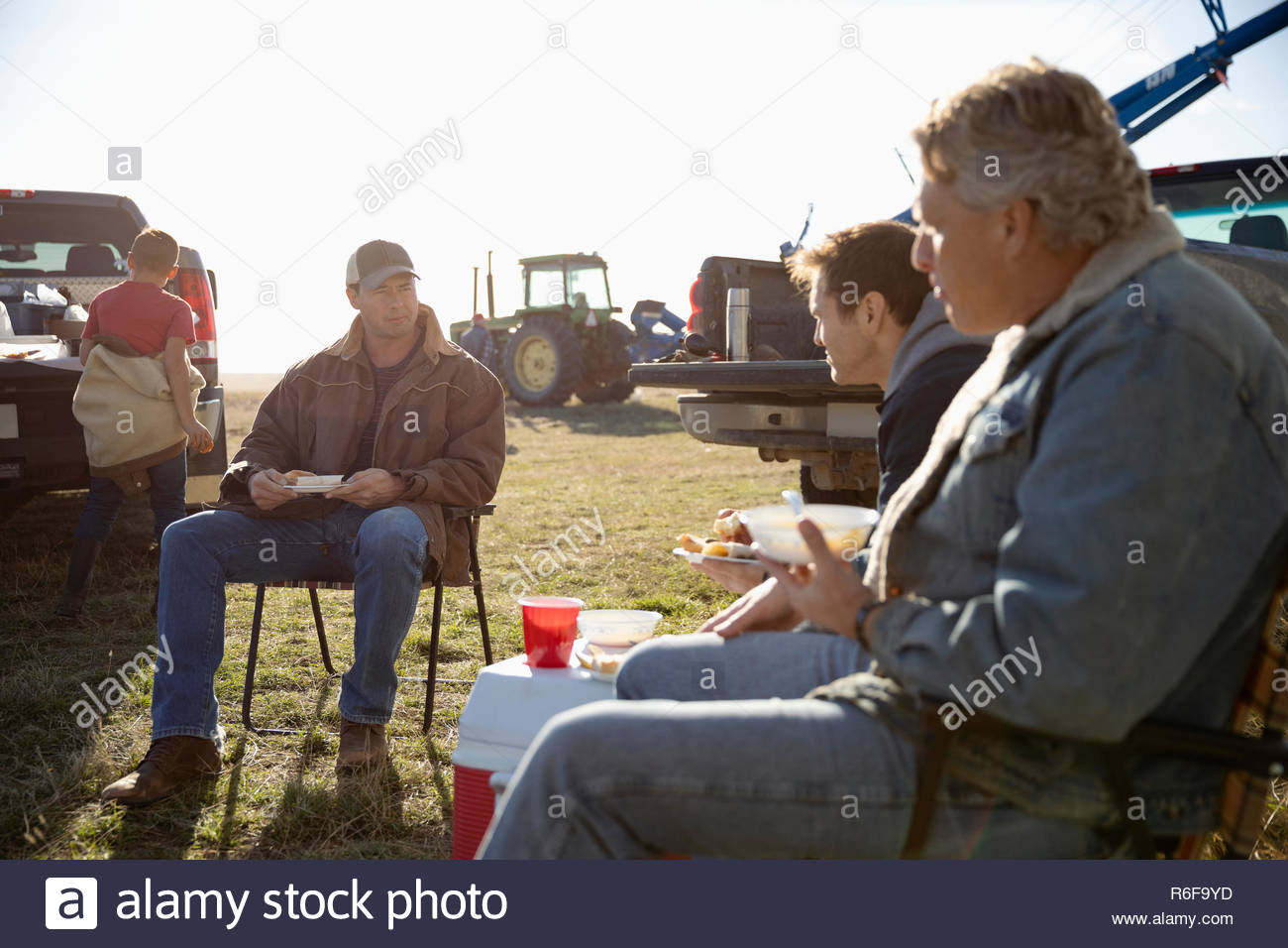 Worker eating lunch hi-res stock photography and images - Alamy