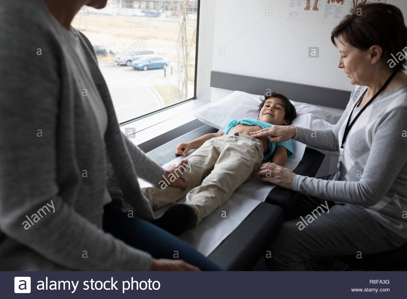 Family at bedside hospital hi-res stock photography and images - Alamy