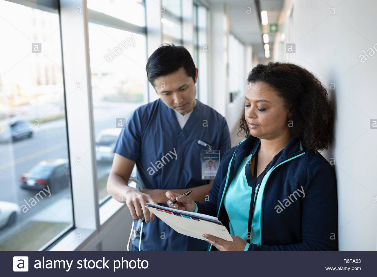 Two nurses talking hi-res stock photography and images - Alamy